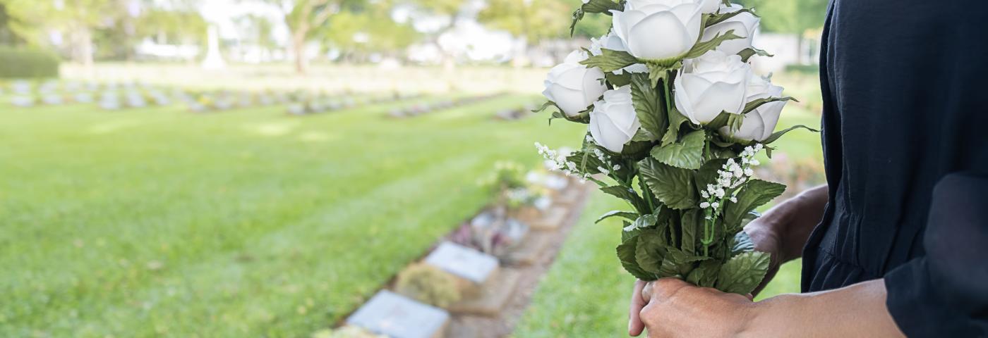 Diferencias entierro y funeral | Roques Blanques